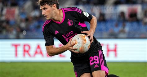 El doblete de Santiago Giménez en la Europa League que maravilló a la afición Infobae