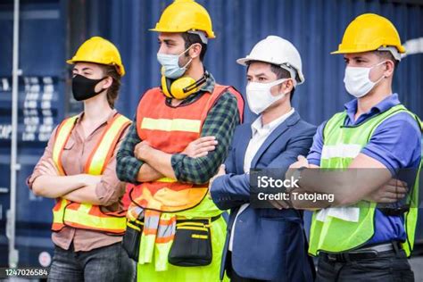 엔지니어 팀원들은 컨테이너 마당에서 손을 잡고 서서 화물 화물선에서 컨테이너 상자를 적재하여 수입 및 수출을 제어해야 합니다 팀워크 컨셉 연수생에 대한 스톡 사진 및 기타