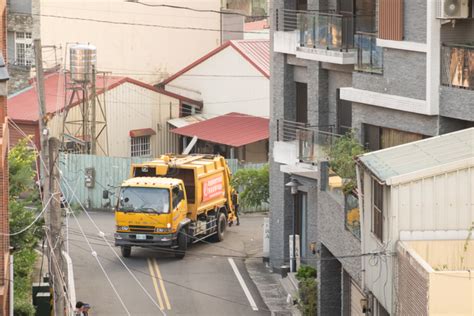 北投男「閃清潔隊推車」急煞！32歲騎士慘撞倒地 瞬間遭砂石車爆頭輾斃 Enews新聞網