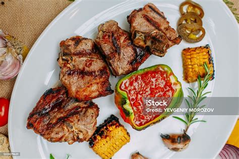 호박이 있는 가을 테이블 세팅 추수 감사절 저녁 식사야채와 고기 구이 0명에 대한 스톡 사진 및 기타 이미지 0명 가을 검정후추 열매 Istock