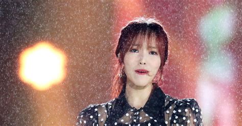여자친구 유주 폭우 속 흔들림 없는 열창