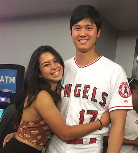 【画像】大谷翔平さん、巨乳美女に抱きつかれて思わずニンマリ 5qmlcve・・・ ママ
