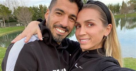 Sofía Balbi Impacta Con Su Vestido Y Luis Suárez No Puede Evitar Admirarla