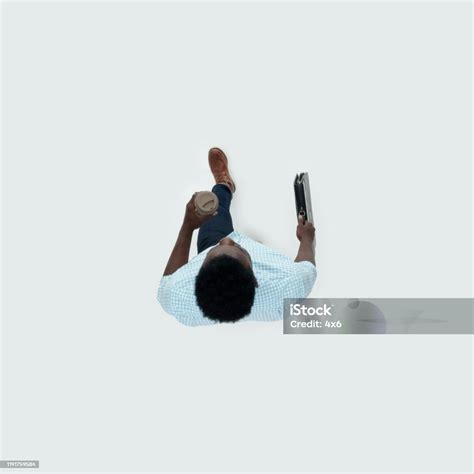 직접 위의 보기조감도전체 길이1 명 만2029세 성인 잘생긴 사람 곱슬 머리짧은 머리 생성 Z아프리카 민족아프리카 계민족아프리카계 인종백인 남성젊은 남자 산책 20 24세에