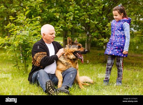 Nonno E Nipote Con Cane Immagini E Fotografie Stock Ad Alta Risoluzione Alamy