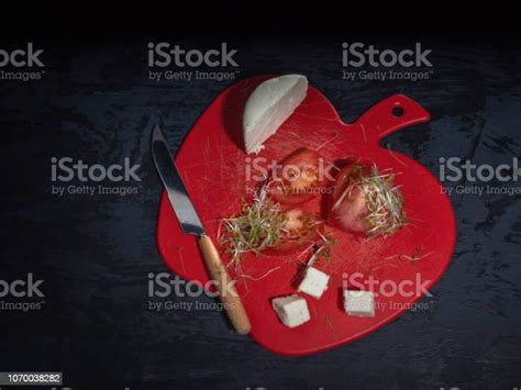 슬라이스 토마토와 Adyghe 치즈 빨간 장식 보드 Kressalat 어두운 배경 부엌 칼입니다 위에서 볼 수 있습니다 0명에