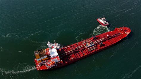 작은 배에서 밀고 있는 컨테이너선의 조감도 항구에 정박한 액체화물선 항구에 있는 배에서 컨테이너를 하역하고 적재하는 모습 0명에 대한 스톡 사진 및 기타 이미지 Istock