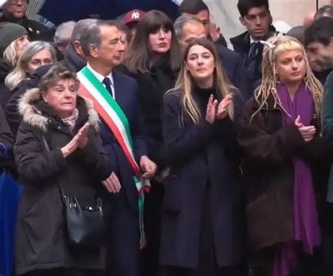 Funerali Ornella Vanoni Sei Un Attimo Senza Fine Il Commovente