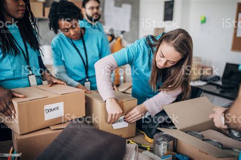 자선 푸드 뱅크에 기부 상자를 포장하는 다양한 자원 봉사자 Giving Tuesday에 대한 스톡 사진 및 기타 이미지 Giving Tuesday 공동체 기부함