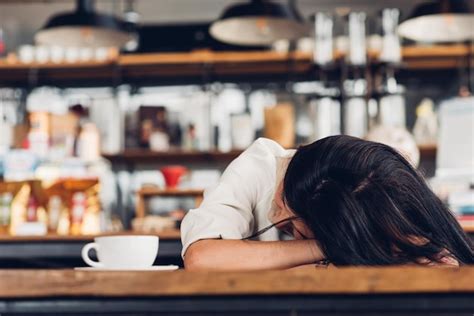 Mulher Freelancer De Estilo De Vida Que Ele Descansa Dormindo Depois De Muito Trabalho Duro Na