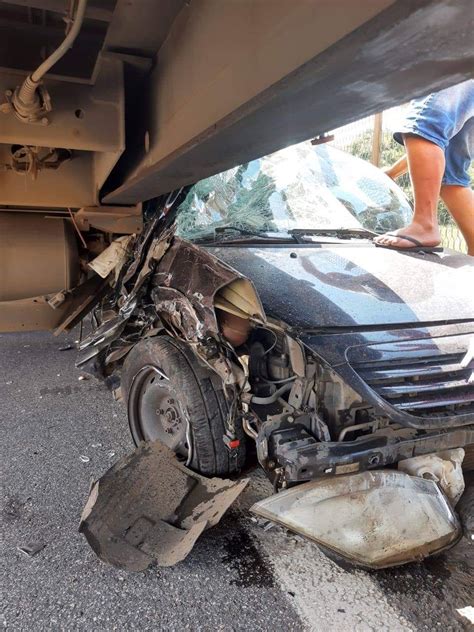 Carro fica destruído após ser atingido por carreta na Fernão Dias em