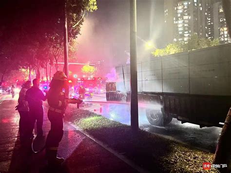 辟谣 网传“上步路公交车爆炸”？假的！是货车起火引起爆胎