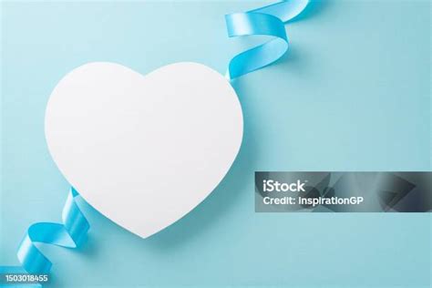 복사 공간이 있는 밝은 배경에 파란색 리본이 있는 흰색 빈 하트 모양의 카드의 평면도 사진 0명에 대한 스톡 사진 및 기타