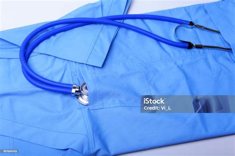 의학 청진 기는 환자의 의료 기록 목록 Rx 처방전 및 블루 의사 유니폼 근접 촬영에 누워 의료 도움 또는 보험 개념입니다 심장