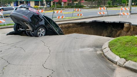 Кола падна в 40 метрова пропаст