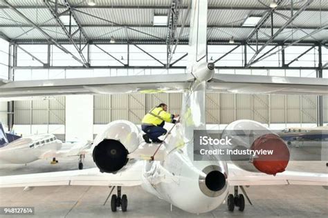 공항 노동자는 항공기 격납고에 안전에 대 한 확인 개인 비행기에 대한 스톡 사진 및 기타 이미지 개인 비행기 건축 검사