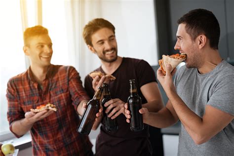남자 맥주 마시는 고 부엌에서 피자를 먹는다 그들은 이야기 하 고 즐거운 시간 되세요 남자에 대한 스톡 사진 및 기타 이미지