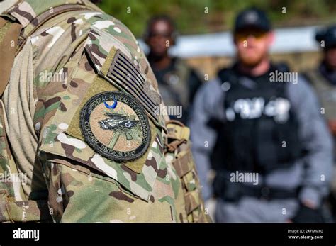 Los oficiales de policía de los EE UU Asignados a los equipos de Armas