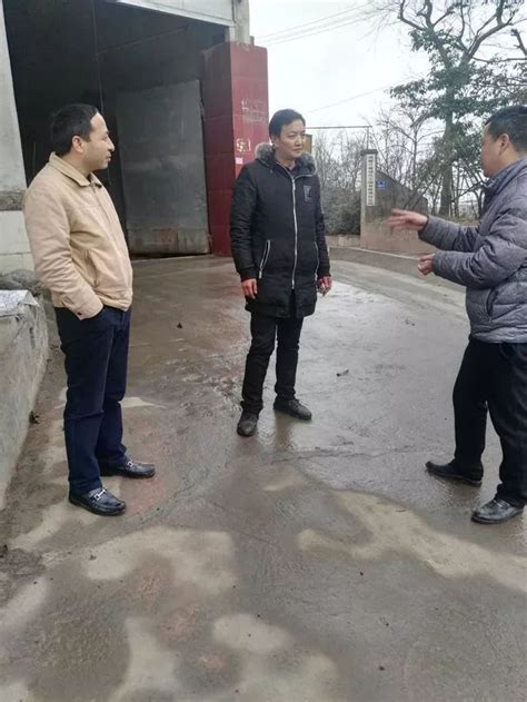 黄自韬同志到社区检查散乱污企业治理情况