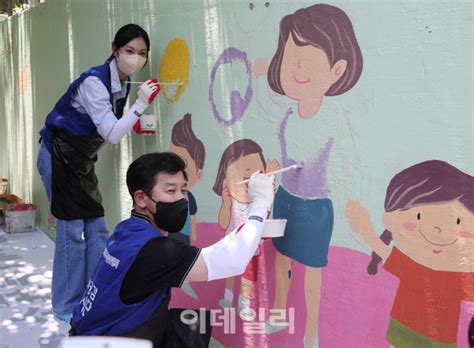 포토 최상대 차관과 김소연 벽화 봉사활동