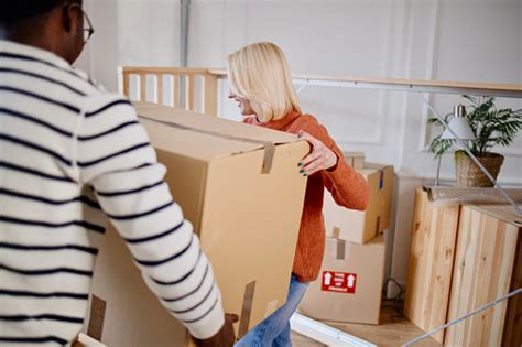 젊은 부부는 상자와 가구를 들고 새 아파트로 이사했습니다 2명에 대한 스톡 사진 및 기타 이미지 2명 가정 생활 가정의 방 Istock