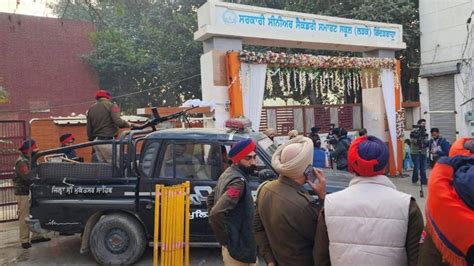 Punjab Assembly Byelections Aap Congress Leading In Two Seats Each