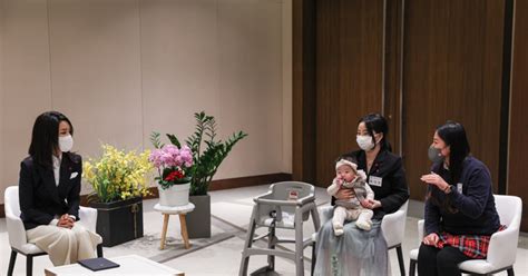 한부모 가족과 환담하는 김건희 여사