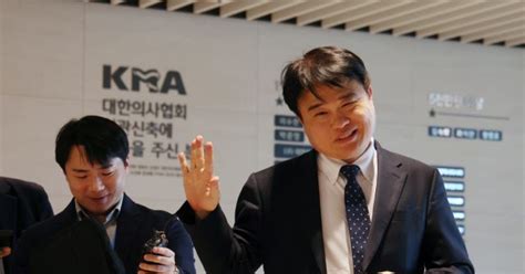 내분 수습나선 의협 “의대 증원 원점 재검토해야”