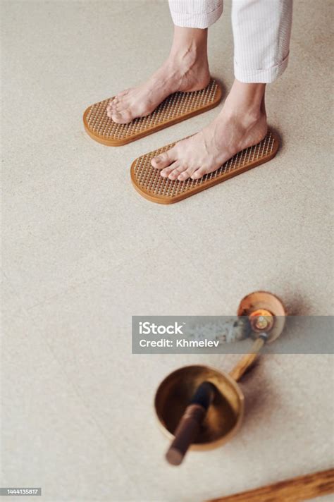 건강한 생명 연습과 명상을 위한 손톱이 있는 나무 요가 Sadhu 보드에 서 있는 여자 다리 대체 의학 지압 회복력 건강한 생활