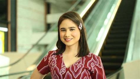 Bisa Jadi Ide Baju Kondangan Simak Gaya Artis Indonesia Pakai Batik