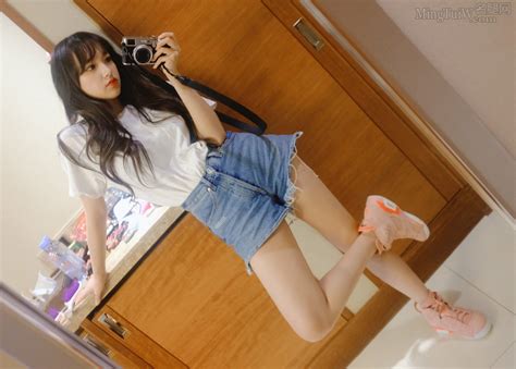 美少女程潇在家中大秀自己洁白的少女大腿（23） 图片 名腿网