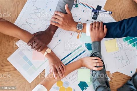그룹 협업 손목에 손 및 창의적인 마케팅 회사의 영업 회의 중 비즈니스 다양성 팀 빌딩 및 직원 연대 팀워크 사무실 직원 및
