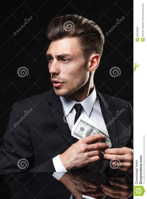 Hombre Joven Hermoso En Traje En Fondo Oscuro Con Foto De Archivo