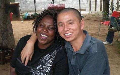 为何有中国男性在非洲不愿回国，驴友：在那儿是土豪，回来是穷人生活华人土地
