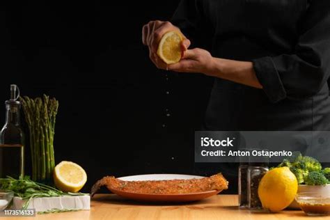 요리사 요리 해산물 검은 배경에 레몬 연어 또는 송어를 붓는 붉은 물고기 운동 레스토랑 메뉴 조리법 책 아시아 요리 수제 조리법 정사각형 사진 고급 요리에 대한 스톡 사진