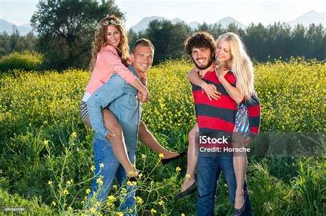 두 명의 젊은 여자대표 함께 피기 등근육 타기 등의 이벤트도 있습니다 가축에 대한 스톡 사진 및 기타 이미지 가축 건강한 생활방식 남자 Istock