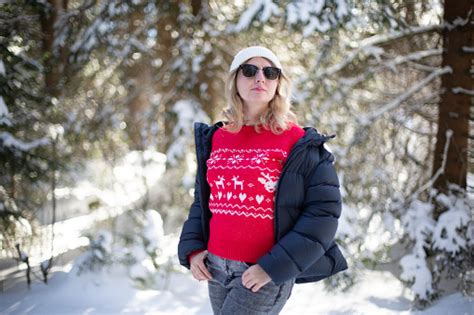 빨간 스웨터를 입은 중년 백인 여성이 겨울에 눈 덮인 숲에서 사슴과 함께 공휴일에 대한 스톡 사진 및 기타 이미지 공휴일