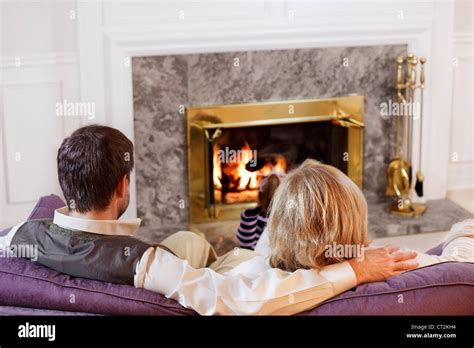 Auf Sofa Sitzen Stockfotos Und Bilder Kaufen Alamy
