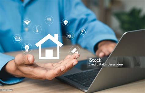 스마트 홈 기술 개념입니다 노트북을 통해 집의 모든 기능을 제어하십시오 홈 오토메이션 시스템 미래의 기술 유동성에 대한 스톡 사진 및 기타 이미지 Istock