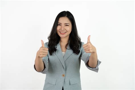 엄지손가락을 치켜세우는 제스처와 흰색 배경을 가진 행복한 웃는 비즈니스 여성 Junts Pel Sí에 대한 스톡 사진 및 기타
