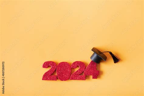 Foto De Red Glitter Number 2024 With Graduated Cap Class Of 2024