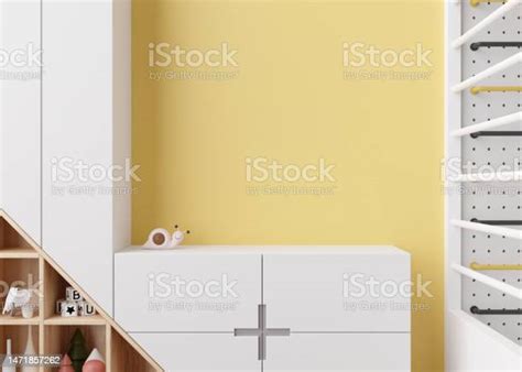 아이 방의 벽 모형 아트웍 사진 포스터 또는 스티커를 위한 공간을 복사합니다 어린이 방 모형 빈 노란색 벽 닫기 보기 장난감