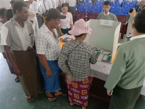 ဒလမြို့နယ်၌ မဲဆန္ဒရှင်ပြည်သူများ မြန်မာအီလက်ထရောနစ်မဲပေးစက်ဖြင့် လက်တွေ့စမ်းသပ်မဲပေးလေ့လာခြင်း