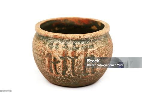 흰색 배경에 고립 된 점토에서 손으로 만든 점토 오래된 냄비 이중 굽기 흰색 배경에 수제 점토 냄비 0명에 대한 스톡 사진 및