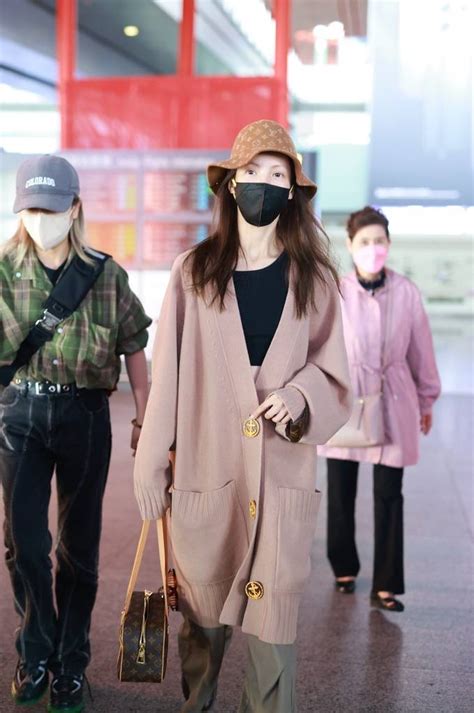 金晨现身首都机场 身着驼色大衣美丽大方 搜狐大视野 搜狐新闻