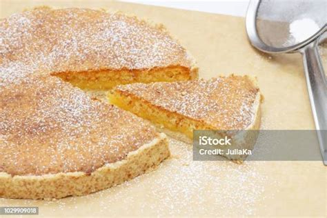 베이킹 종이에 만든 코코넛 레몬 타트의 쪼 갠 다 바삭한 쿠키 달콤한 코코넛 충전 물 가진 생 과자 포탄입니다 공간에 복사 합니다 선택적 초점입니다 0명에 대한 스톡 사진