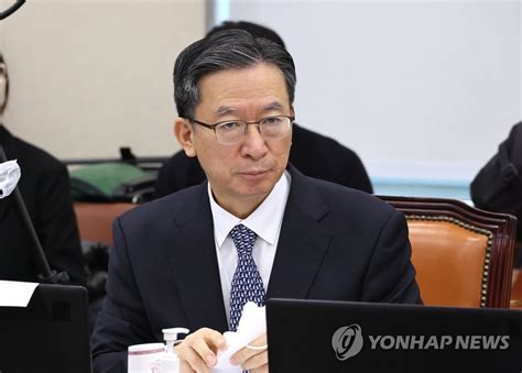 마스크 벗는 정성호 의원