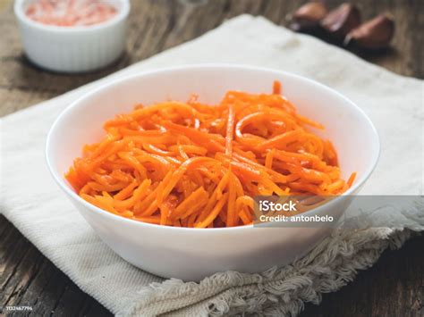 발효 야채 한국 당근 나무 배경에 흰색 접시에 아시아 매운 샐러드 0명에 대한 스톡 사진 및 기타 이미지 0명 강판에 갈기
