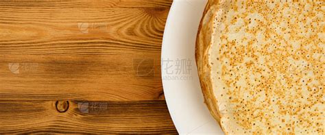 木桌上的煎薄饼前视图