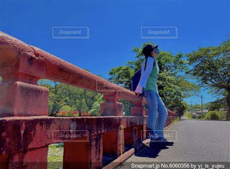 橋の欄干を渡る女性の写真・画像素材 6060356 Snapmart（スナップマート）